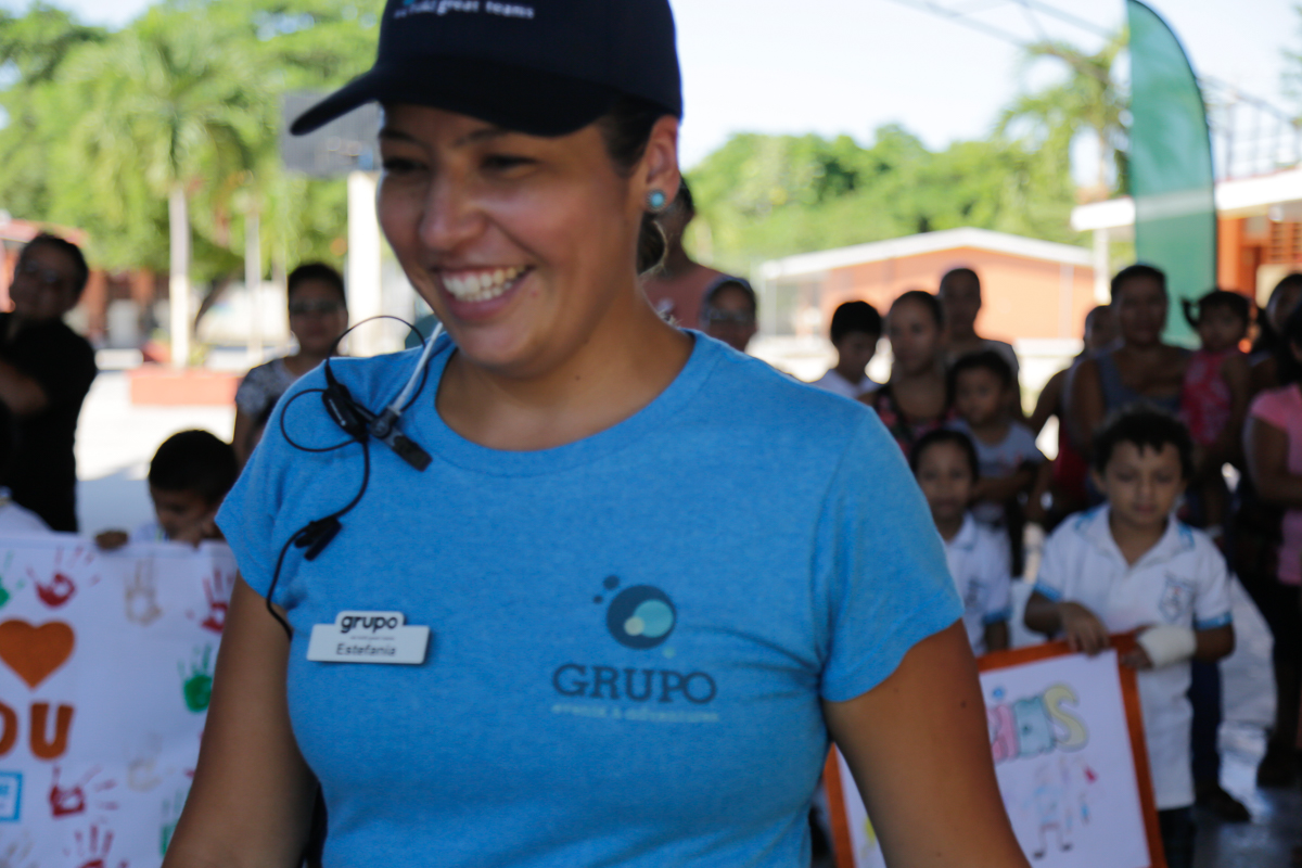 Estefania Servin - Grupo